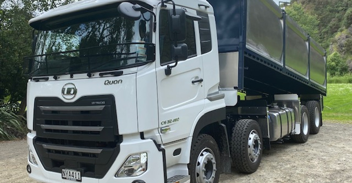 8x4 UD Lift-Out Side Tipper