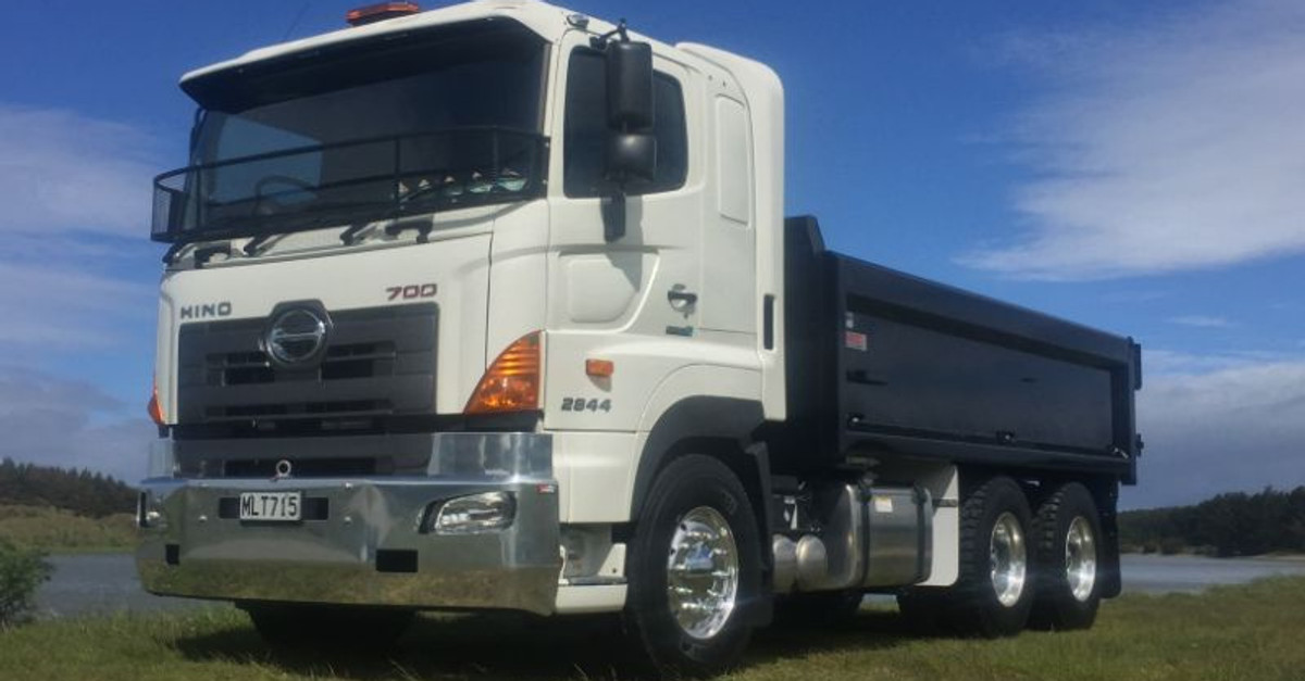 2844 Hino 700 6x4 Tipper