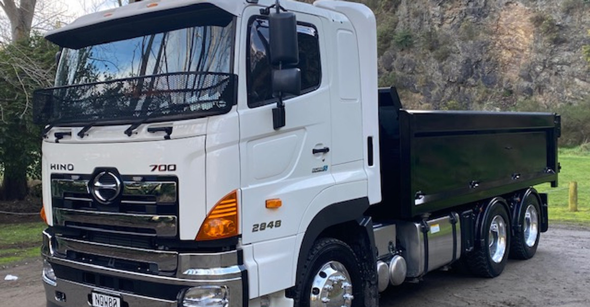 2848 Hino 700 6x4 Tipper