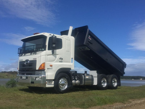 2844 Hino 700 6x4 Tipper
