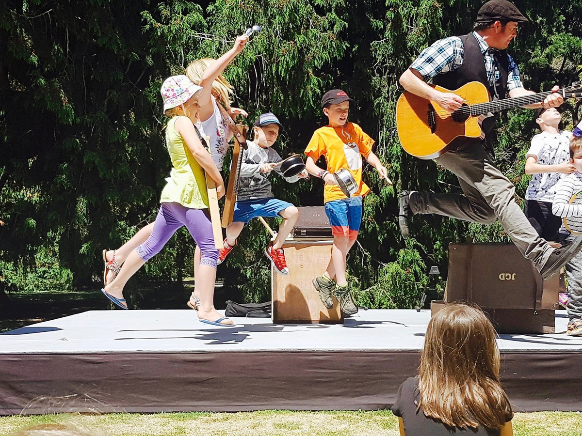 Davey’s Backyard Skiffle Band (Christchurch based)